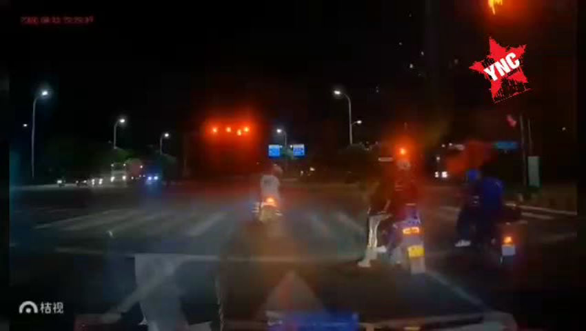 motorcyclist is crushed by truck - BestGore.Fun - Because nothing says ...